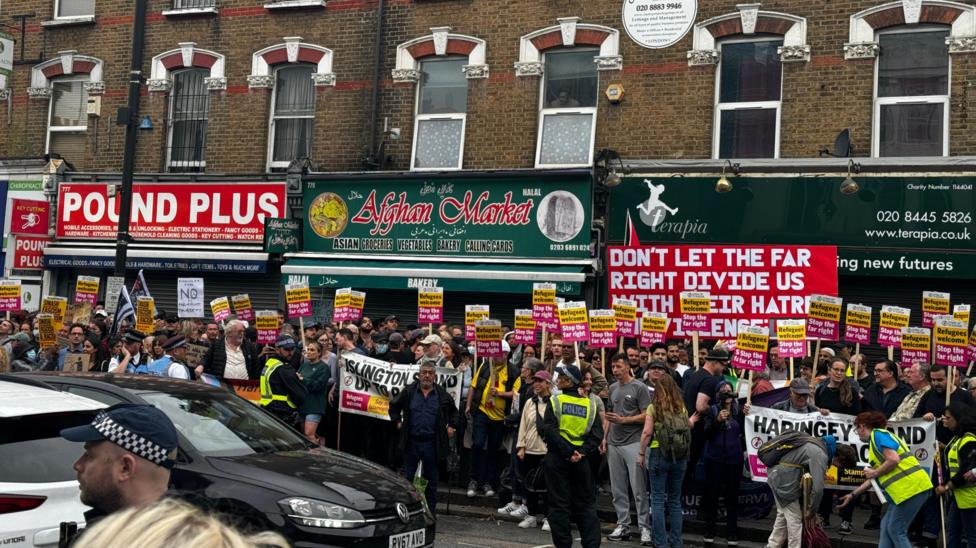 Anti-racism protesters gather in London to show 'unity' - BBC News