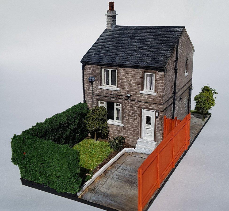 Huddersfield modeller Lee Robinson recreates real homes - BBC News