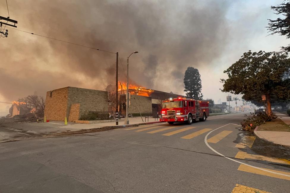 Photos of Los Angeles fires show blazes ripping through neighbourhoods ...