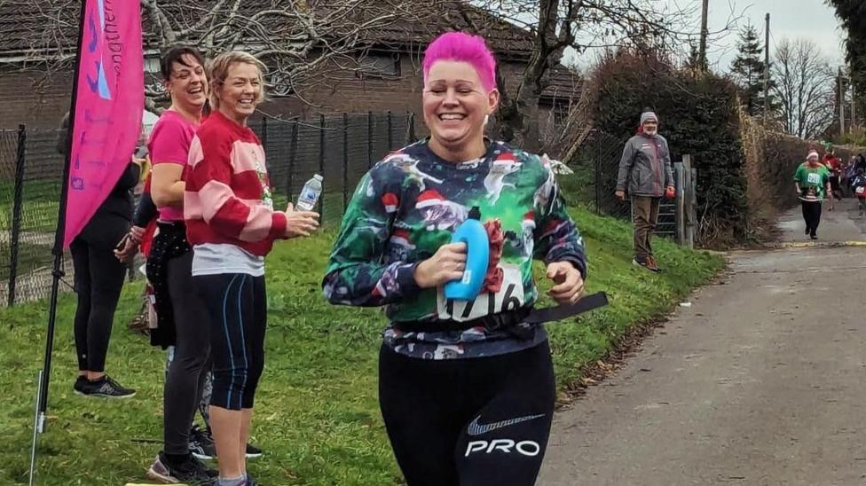 London Marathon runner needed a walking stick eight months ago - BBC News