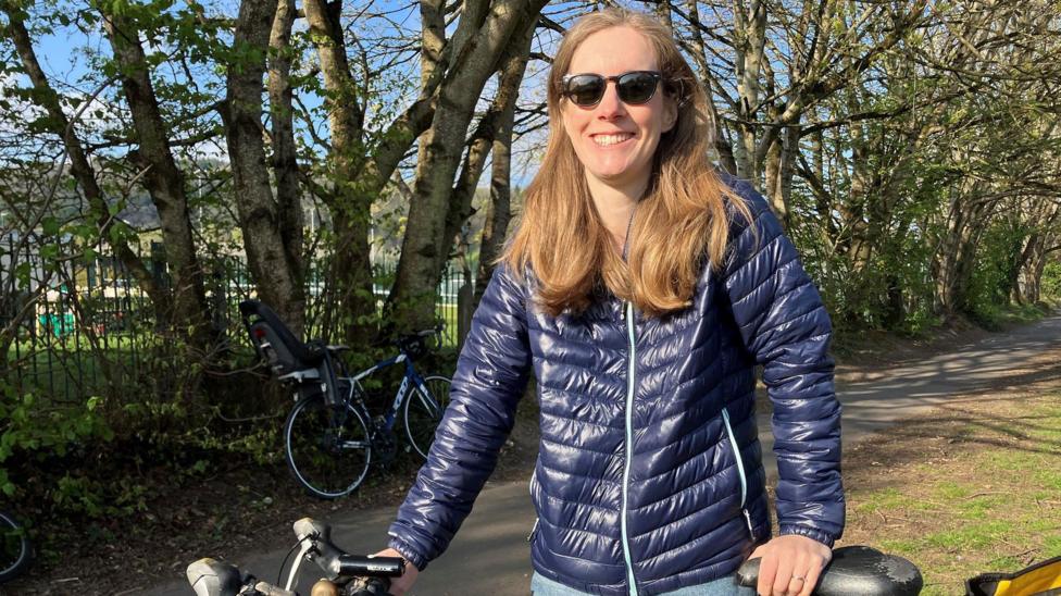 Bike bus in Cardiff creates safety in numbers on school run - BBC News