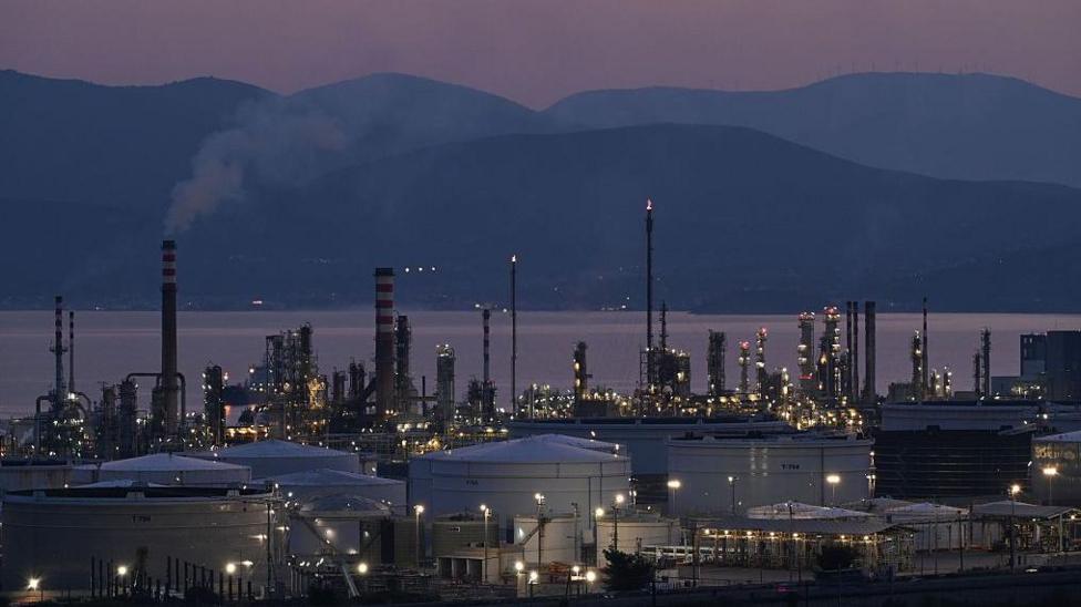 Oil nears highest price since start of Iran war - BBC News