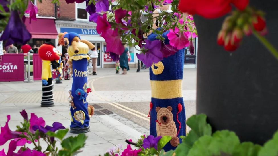 Knitted TV toppers adorn Romsey town centre - BBC News