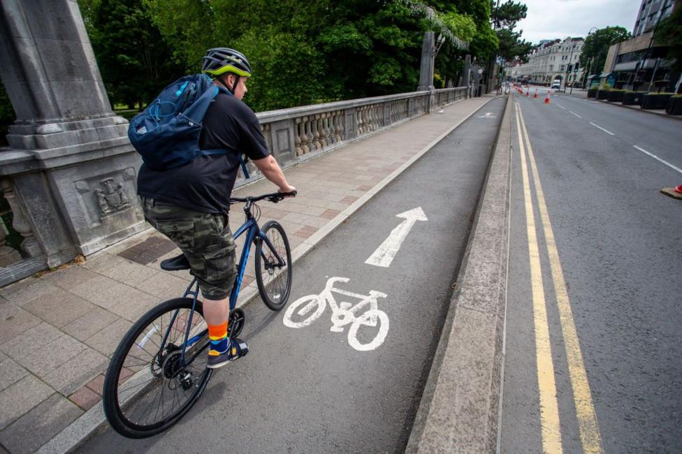 Bike bus in Cardiff creates safety in numbers on school run - BBC News