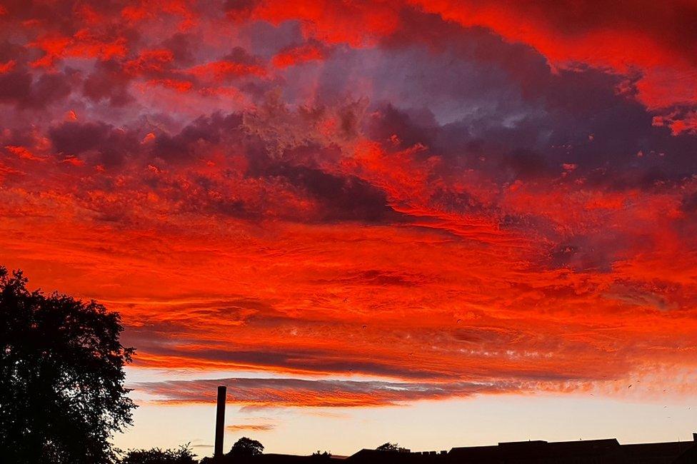 In pictures: Stunning sunset for Scotland - BBC News