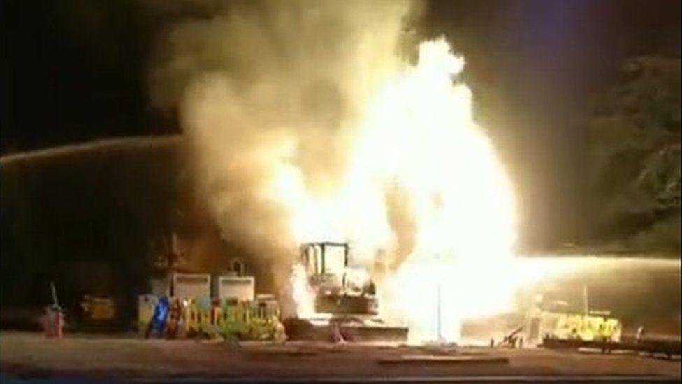 Hessle fire: Engineer suffers burn injuries in gas mains blaze - BBC News