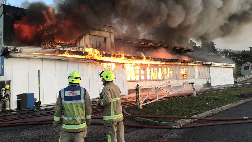 Southend pub fire was 'started deliberately' - BBC News