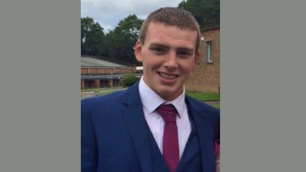 Police incident near fatal shooting scene in Castlemilk - BBC News