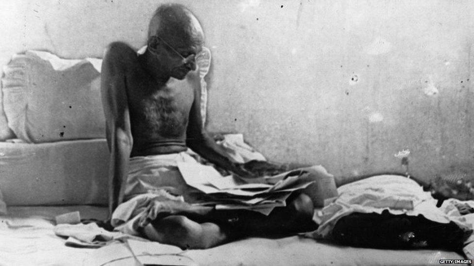 India's unusual protests: Pink underwear, poop and snakes - BBC News