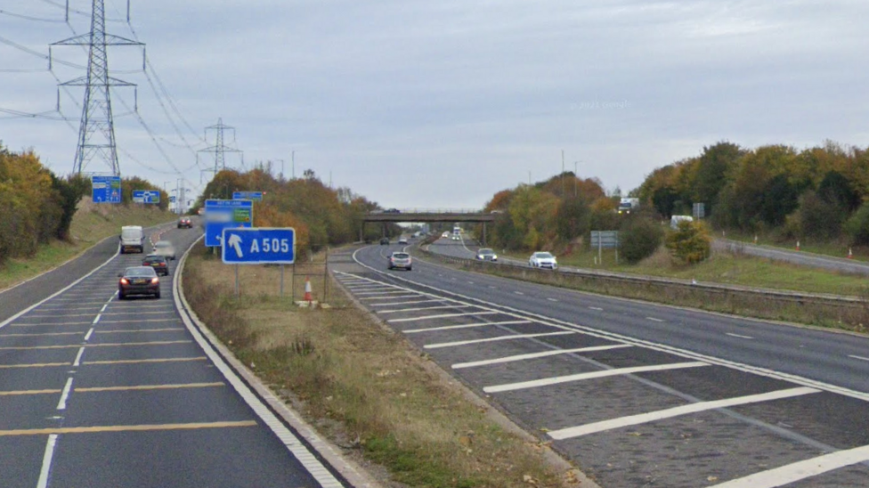 Man dies after A1(M) crash near Letchworth - BBC News