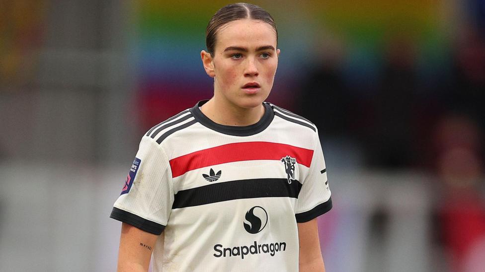 Grace Clinton: Man Utd trigger one-year contract extension for England ...