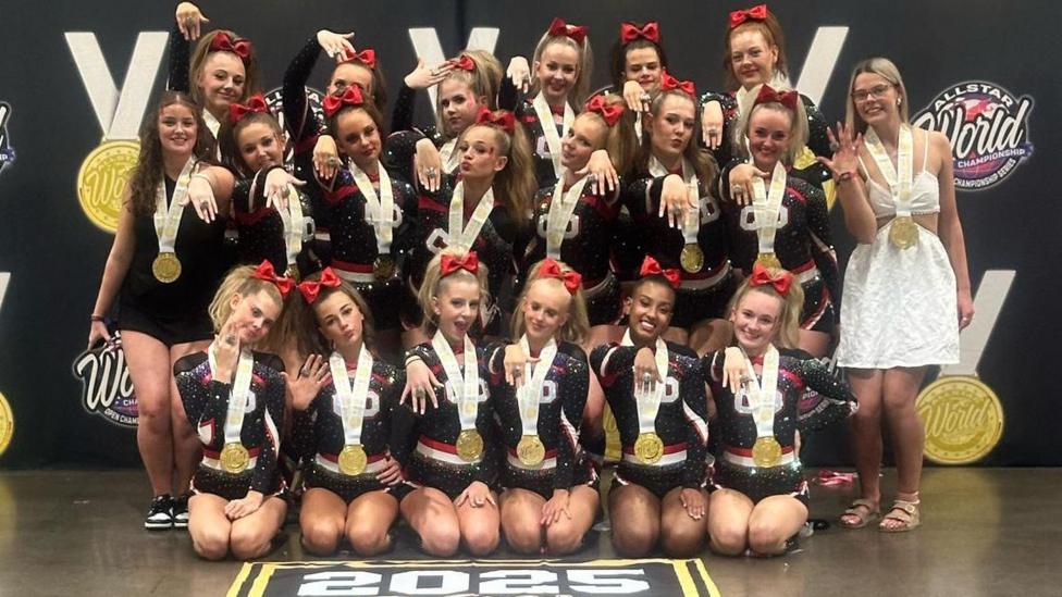Coventry cheerleaders win global award - BBC News