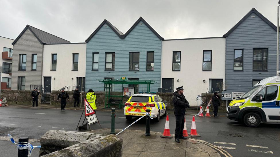 Murder suspect manhunt in Plymouth after woman dies - BBC News