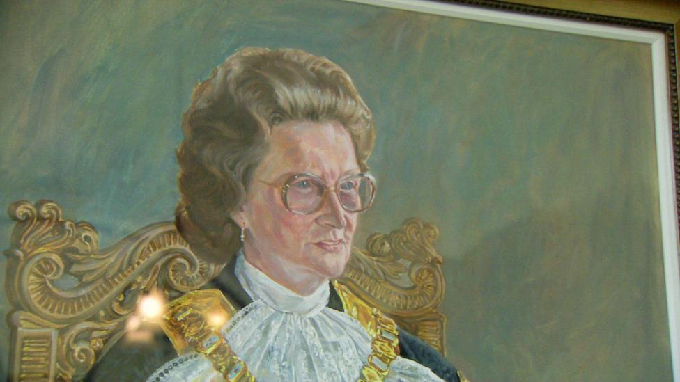 NI councils: New mayors get their chains of office - BBC News