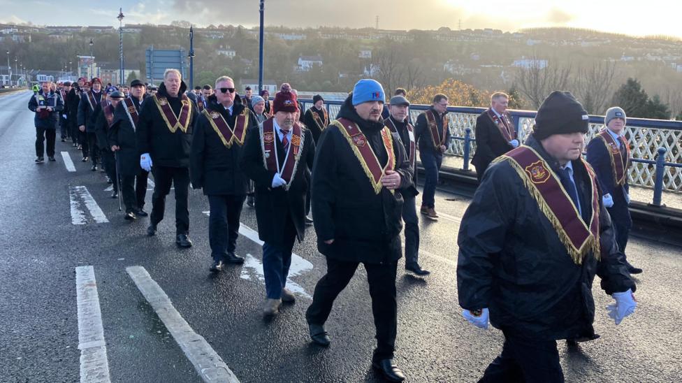 Londonderry: Apprentice Boys parade goes ahead despite storm - BBC News