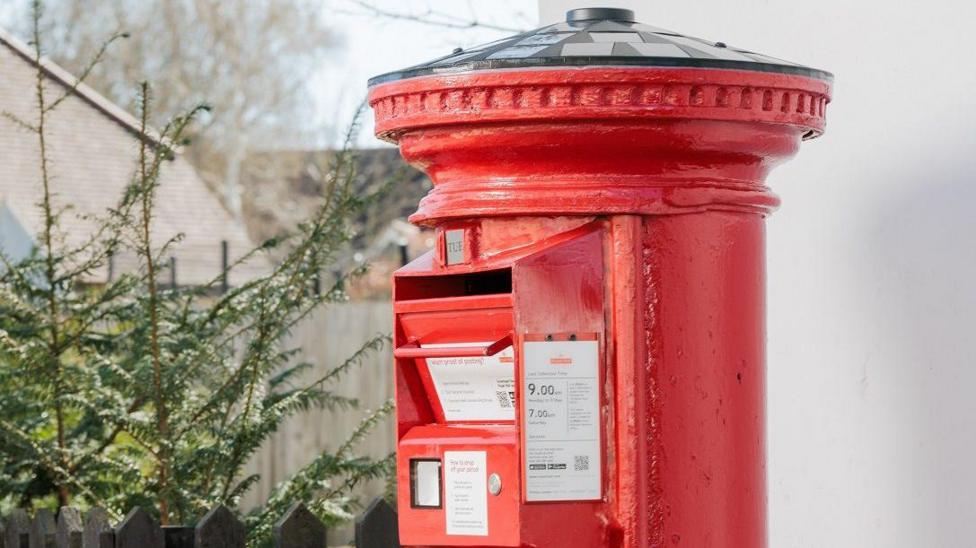 Royal Mail trials new solar-powered parcel postboxes - BBC News