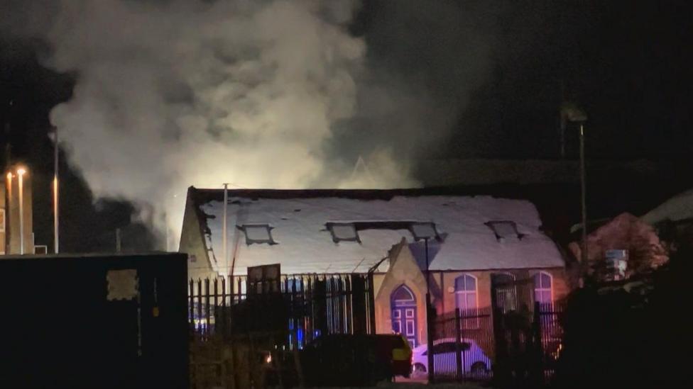 Fire crews tackle building blaze in Bradford - BBC News