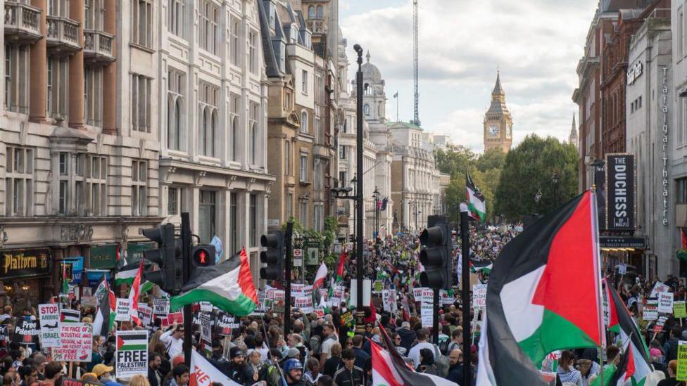 Thousands take part in pro-Palestinian march in central London - BBC News