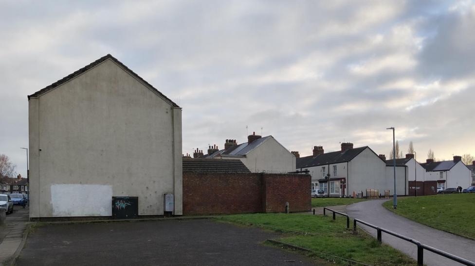 Ideas for Middlesbrough murals to 'brighten community' sought - BBC News