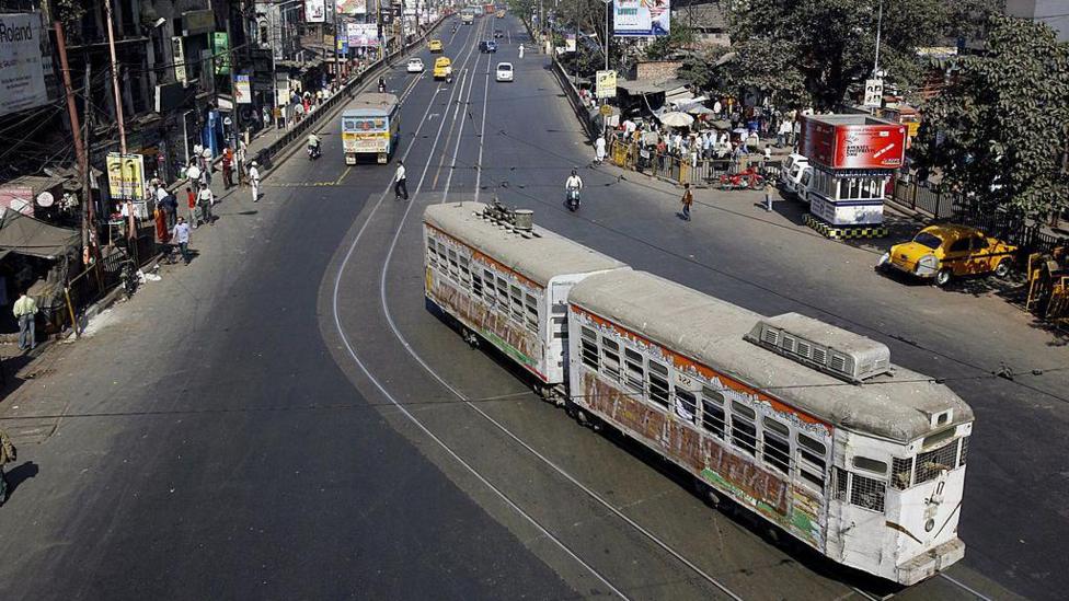 Kolkata trams: Iconic Indian city landmark faces extinction - BBC News