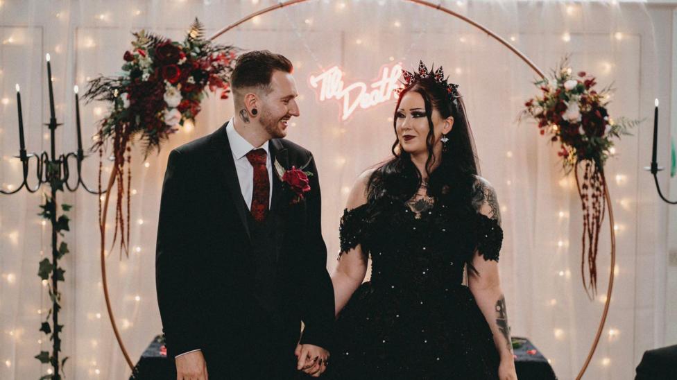 Friday 13th: 'We got married in a cemetery on unluckiest day' - BBC News