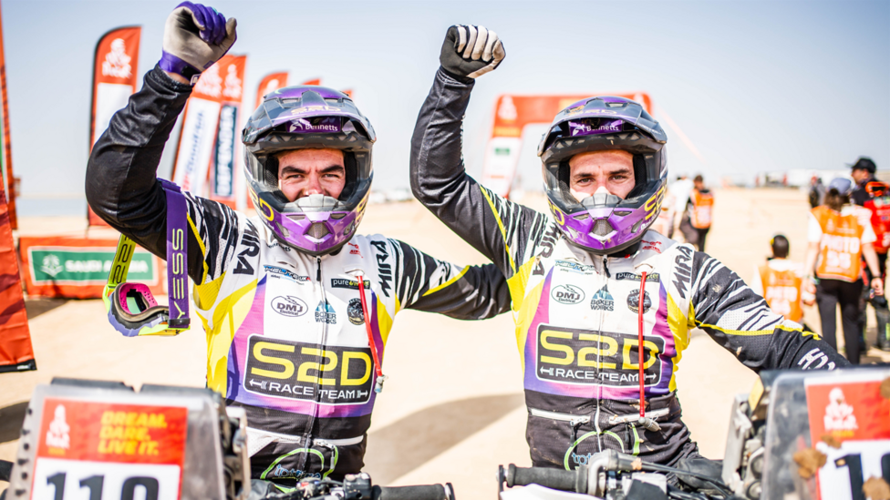 Brothers become first British siblings to complete Dakar Rally - BBC News