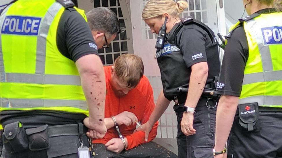 Violent offender escapes from court during sentencing - BBC News