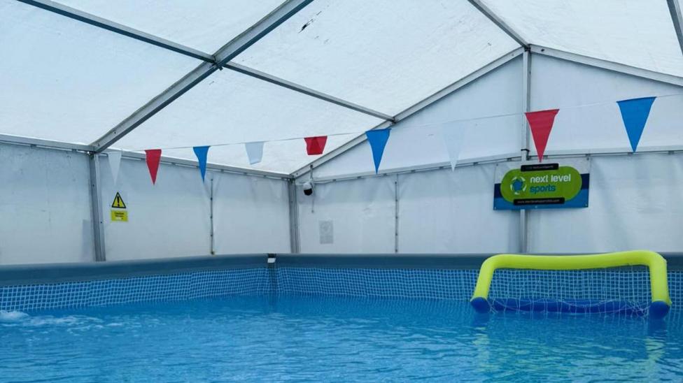 Primary school near Matlock sets up pop-up pool in playground - BBC News
