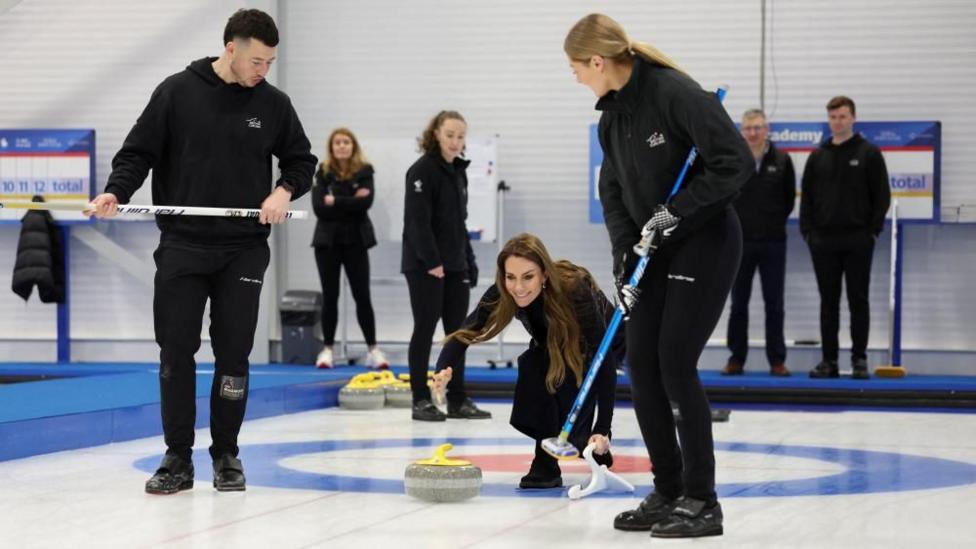 Catherine and William enjoy curling in Stirling - BBC News