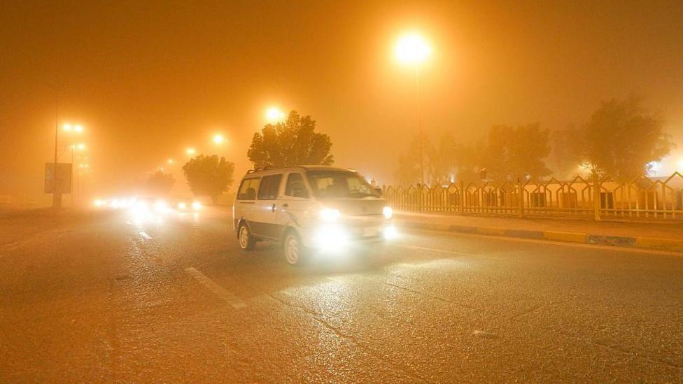 Huge sandstorm causes problems for thousands in Iraq - BBC Newsround