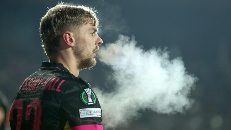 How do footballers play in very cold conditions? - BBC Sport