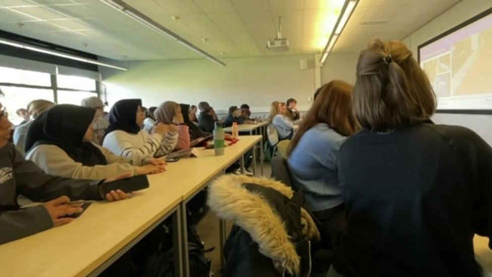 Reading University students study the risks from flooding - BBC News