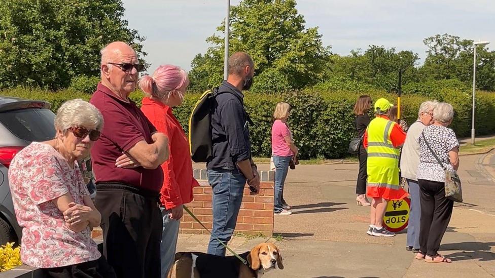 Cambridgeshire's 'longest-serving' lollipop lady remembered - BBC News