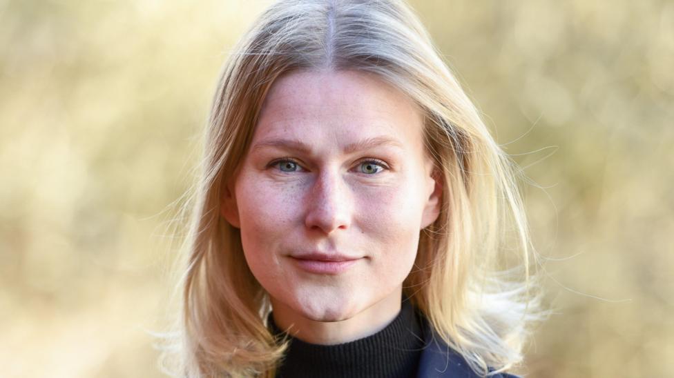 Why employees smuggle AI into work - BBC News