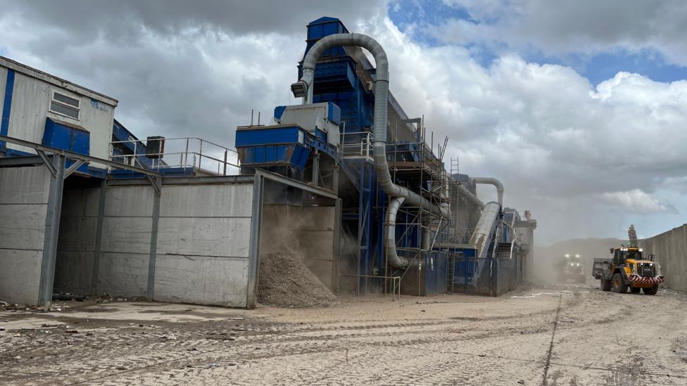 The 'world-first' plan to grow food above a Wiltshire landfill - BBC News
