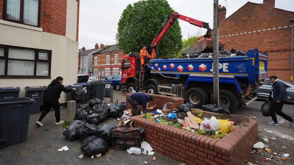 Birmingham bin strike: Suspension of city 'rat tax' welcomed - BBC News