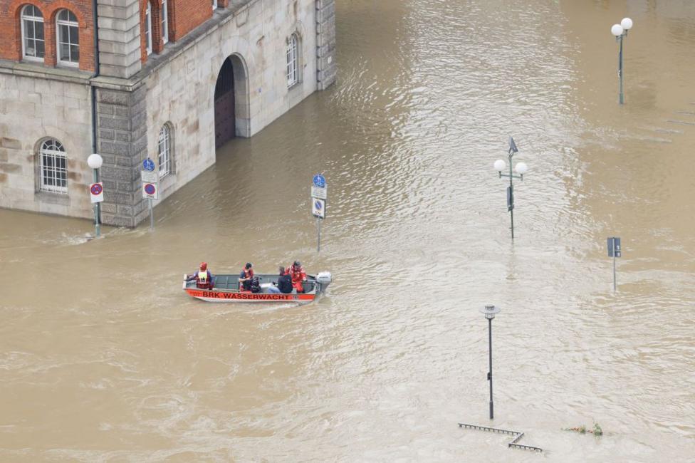 Germany's deadly floods spread along Danube - BBC News