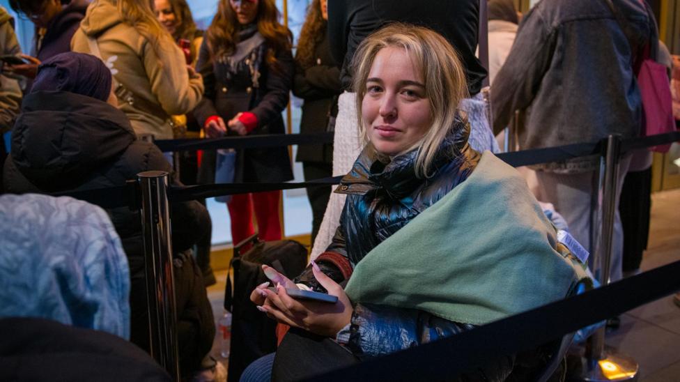 Queuing: Is waiting in line for hours the new cool thing to do? - BBC News