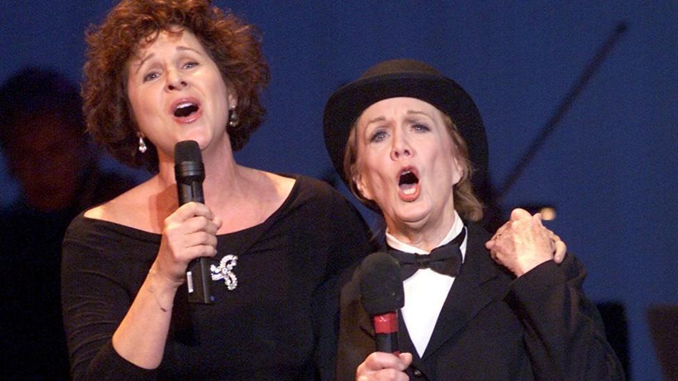 Marni Nixon: Hollywood's 'invisible voice' dies aged 86 - BBC News