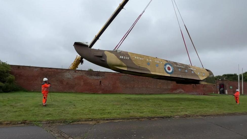 'Big Bev' RAF plane lifted from fort ahead of museum move - BBC News
