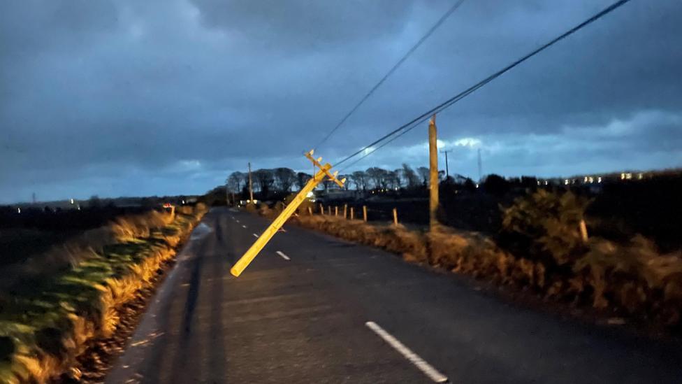 Storm Éowyn: Thousands without power as storm batters NI - BBC News