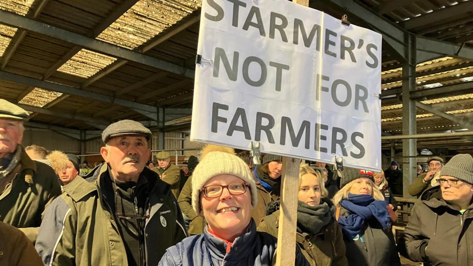 Farmers in Herefordshire protest against inheritance tax changes - BBC News
