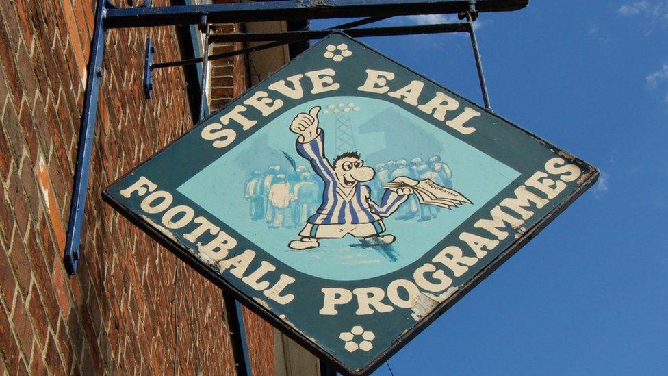 Football programme dealer Steve Earl selling million programmes - BBC News