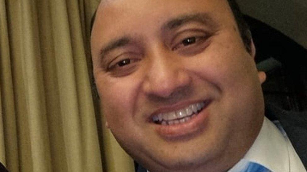 Hasnath Miah: Tributes to 'Didcot hero' takeaway owner - BBC News