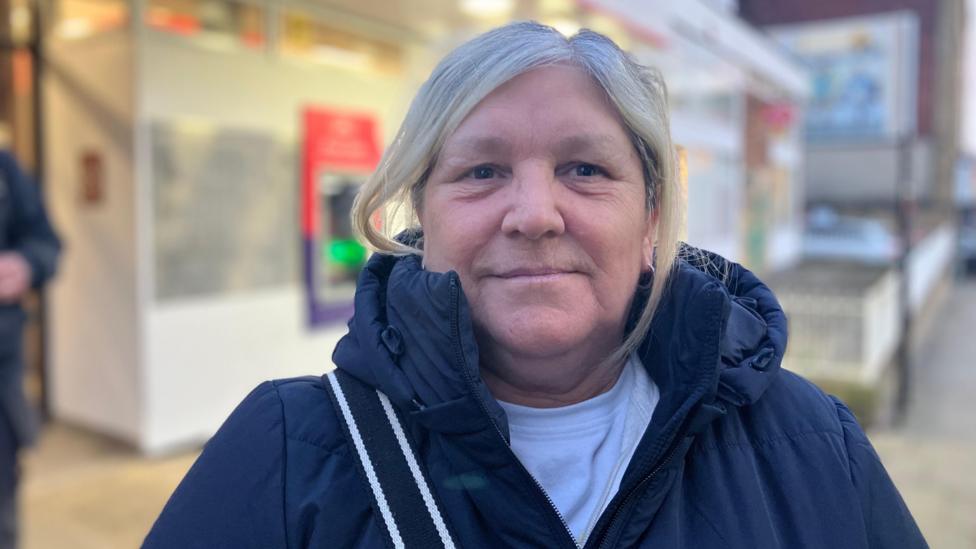MP 'fighting hard' over Morley post office closure plan - BBC News