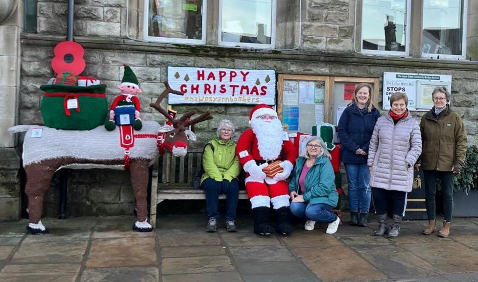Yorkshire Dales: Knitted santa spotted sufing in Hawes - BBC News