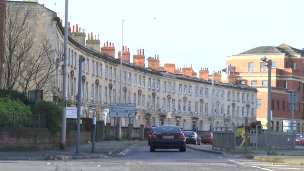 Reading attack: Man stabbed with two kitchen knives - BBC News