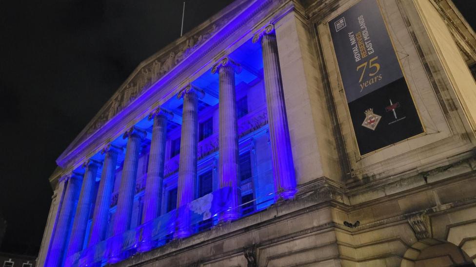 Nottingham Council House glows blue to mark anniversary - BBC News