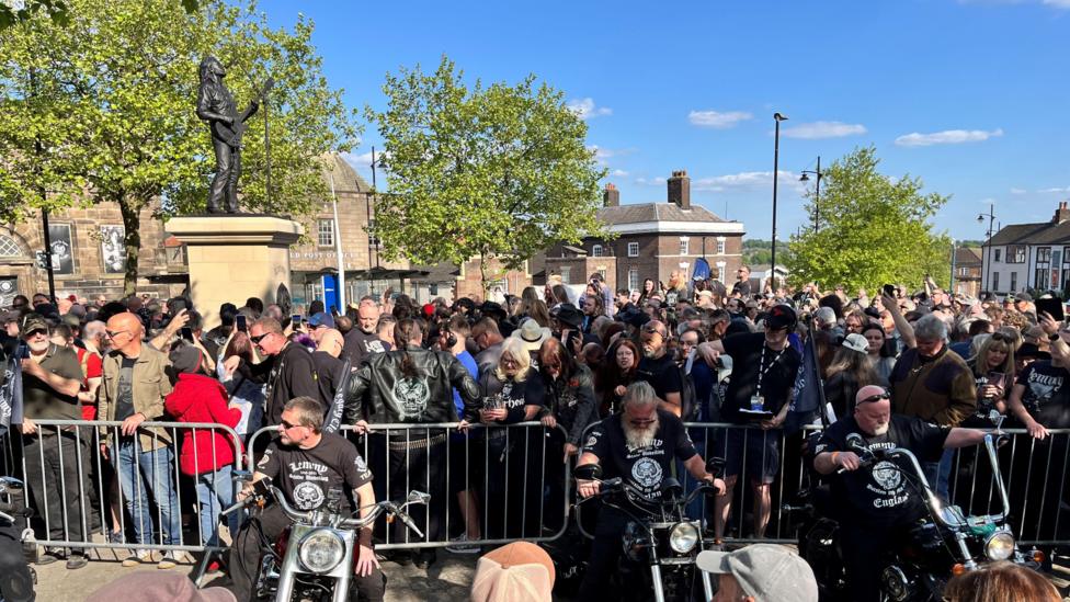 Unveiling of Lemmy statue in Burslem was sea of love - sculptor - BBC News