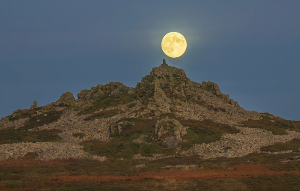 Beaver Moon: Supermoon pictured above West Midlands - BBC News